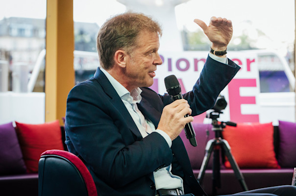 „Inflation ausschwitzen“: Interview mit Deutsche Bank CEO Christian ...