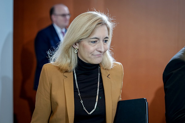 Gesundheitsministerin Warken: Die Kritik wächst | The Pioneer